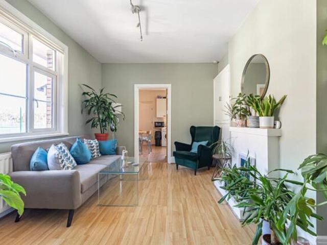4 Bedroom House Londres Greater London LS101675232