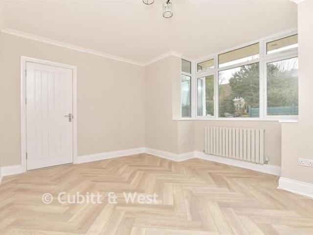 4 Bedroom House Leatherhead Surrey 100854994