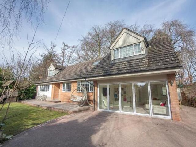 4 Bedroom House Leeds Leeds LS100733947