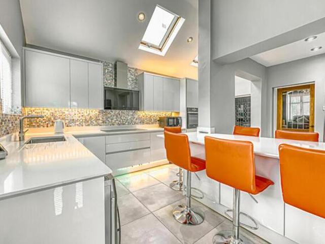 4 Bedroom House Leigh on sea Southend On Sea 98205253