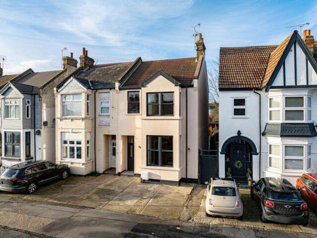 4 Bedroom House Leigh Southend on Sea 100540813