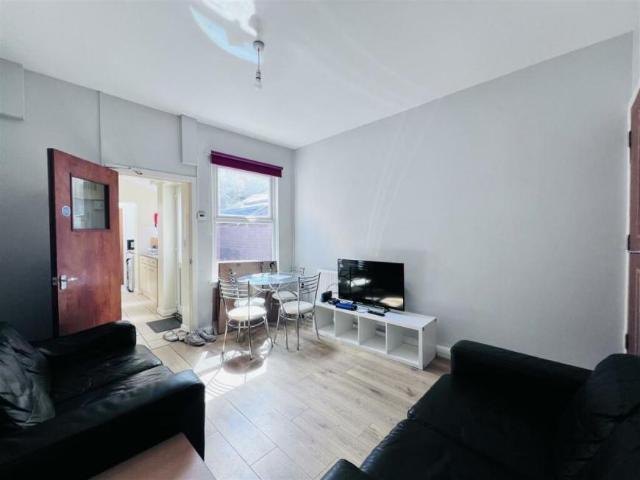 4 Bedroom House Lenton East Midlands 98286075