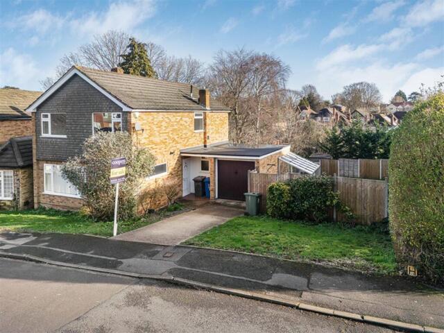 4 Bedroom House Maidenhead Windsor And Maidenhead LS101025374