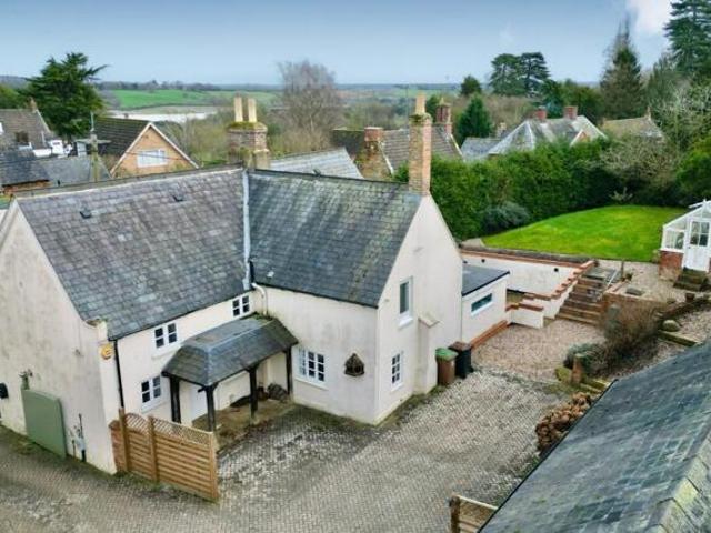 4 Bedroom House Northamptonshire Northamptonshire LS100426368