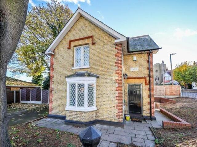 4 Bedroom House Southend On Sea Essex LS98649217