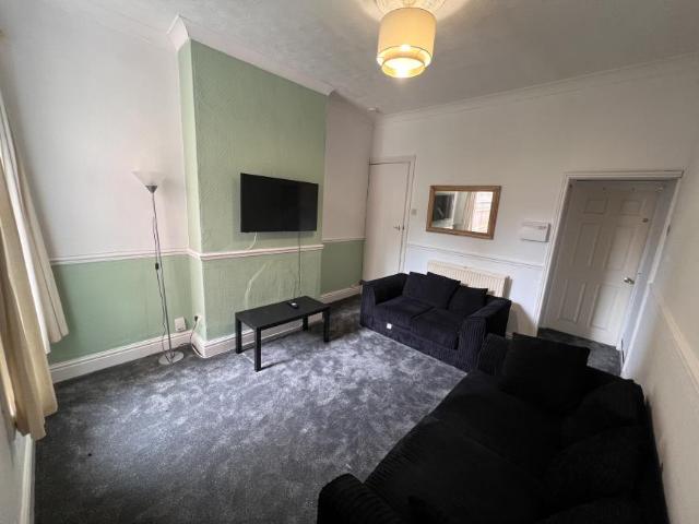 4 Bedroom House Selly Oak West Midlands 98286356