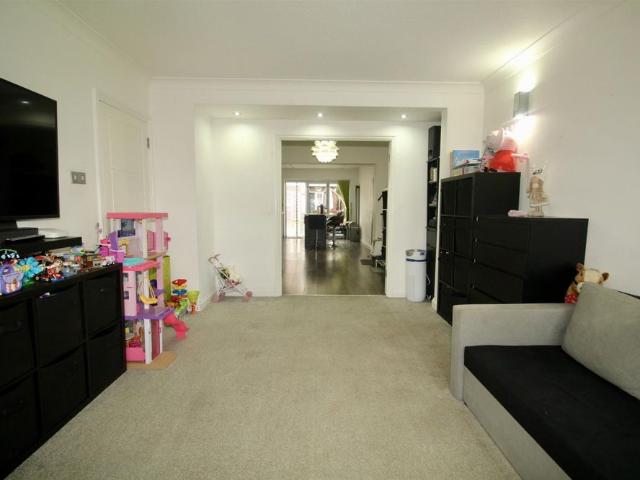 4 Bedroom House Semi Detached To Let