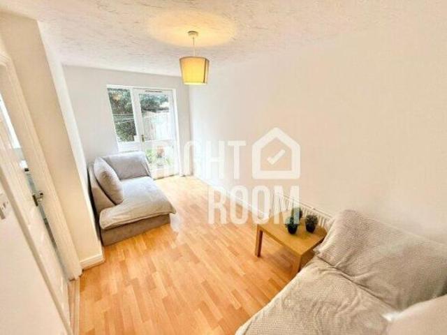 4 bedroom house share for rent in Grimsby Grove, E16