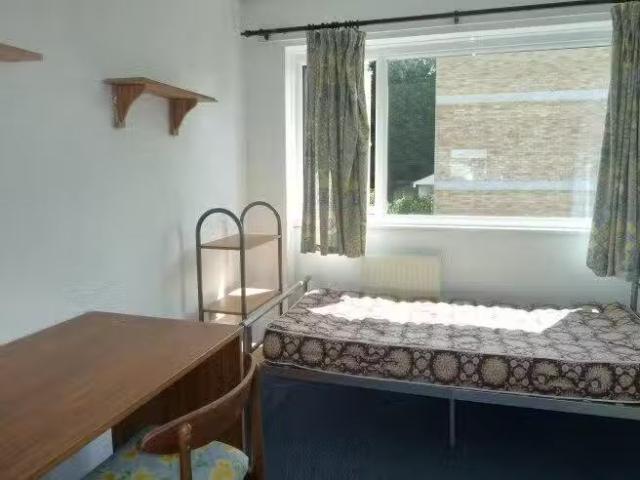 4 bedroom house share for rent in Downs Road, CT2