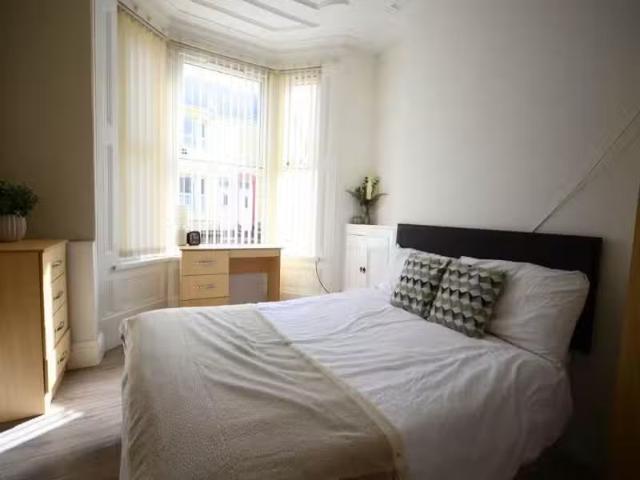 4 bedroom house share for rent in Edinburgh Road, Kensington F.