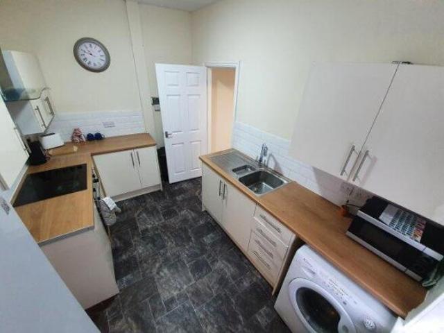 4 bedroom house share for rent in Haworth Street, HU6