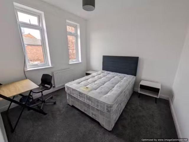 4 bedroom house share for rent in South St, CW2