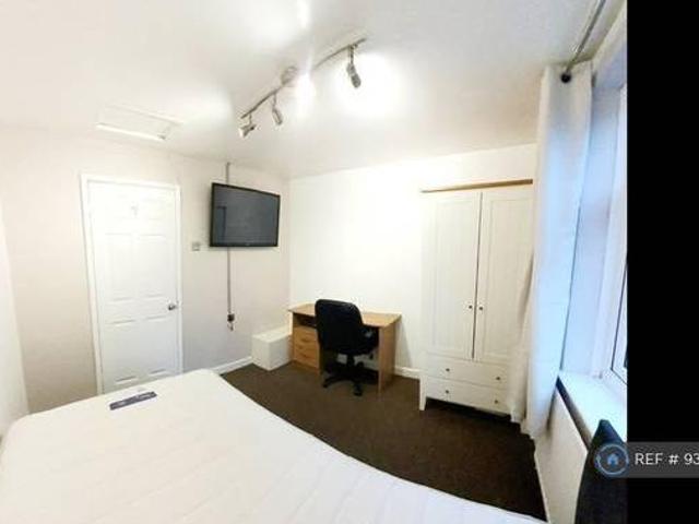 4 bedroom house share for rent in Samuel Street Crewe CW1