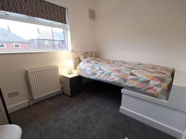 4 bedroom house share for rent in Witham Street Ashton Under Lyne OL6