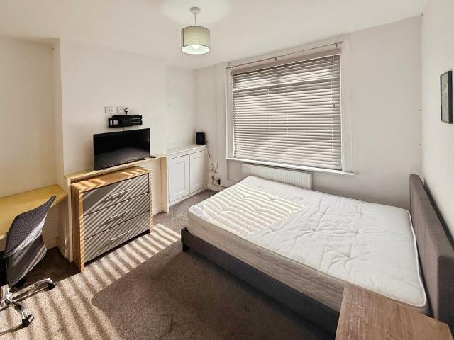 4 bedroom house share to rent