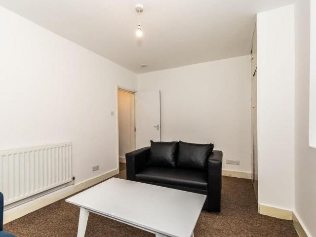 4 bedroom house share to rent