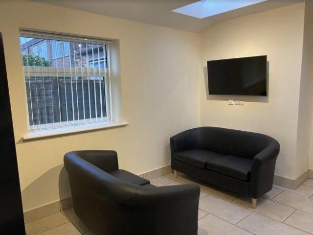 4 bedroom house share to rent