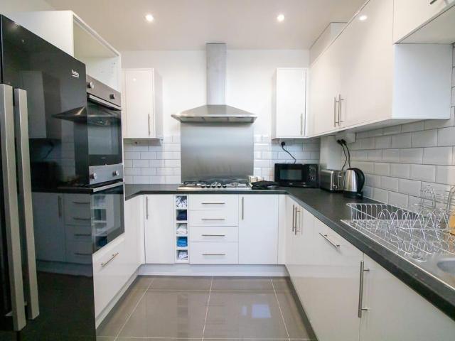 4 bedroom house share to rent