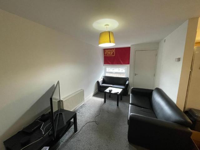 4 bedroom house share to rent