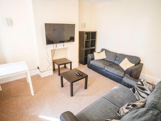 4 bedroom house share to rent