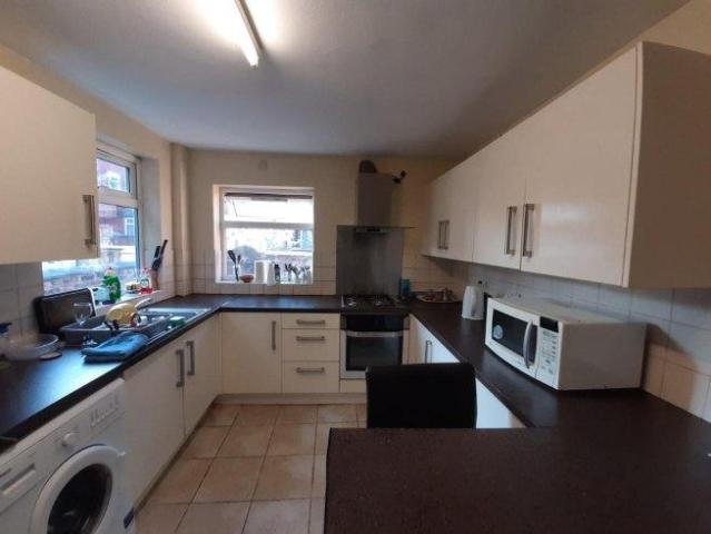 4 bedroom house share to rent