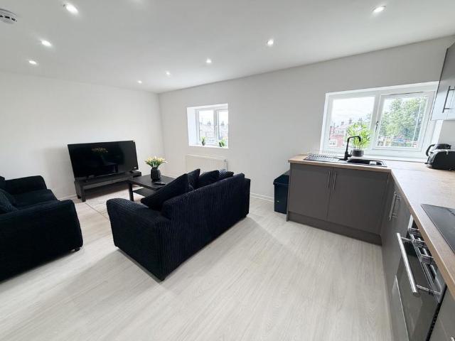 4 bedroom house share to rent