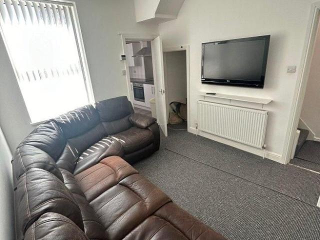 4 bedroom house share to rent