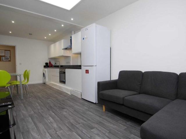 4 bedroom house share to rent
