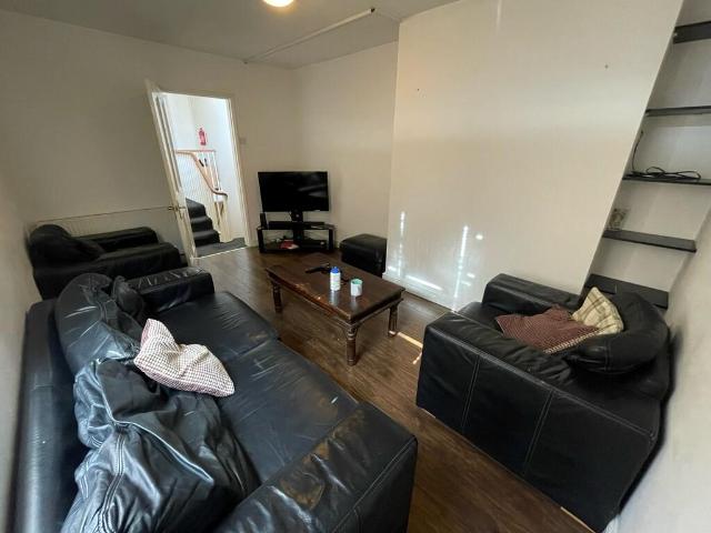 4 bedroom house share to rent