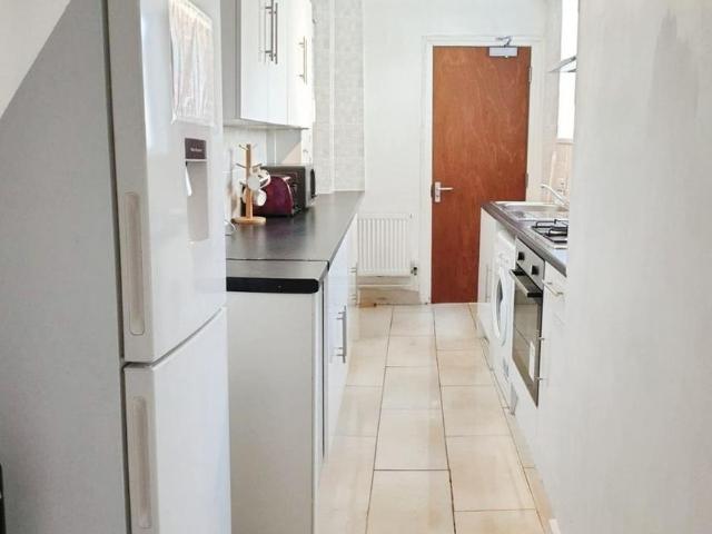 4 bedroom house share to rent