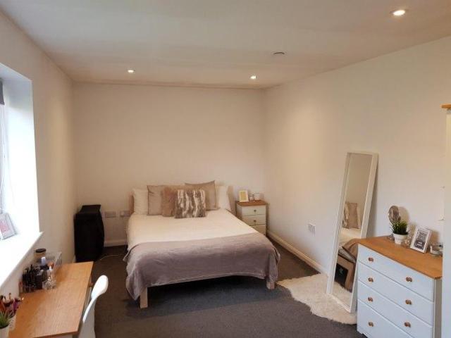4 bedroom house share to rent