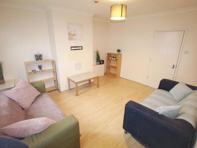 4 bedroom house share to rent