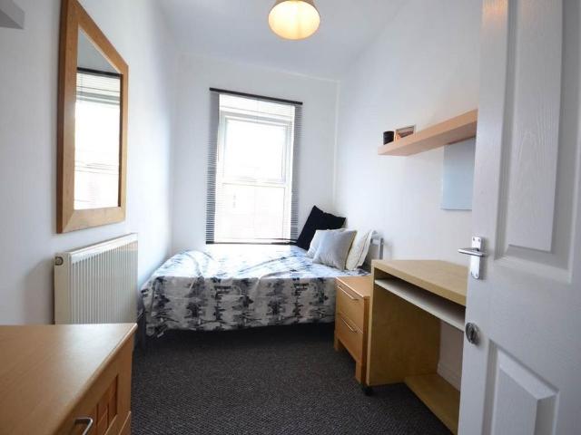 4 bedroom house share to rent