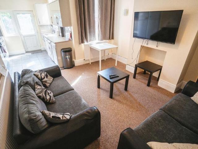 4 bedroom house share to rent