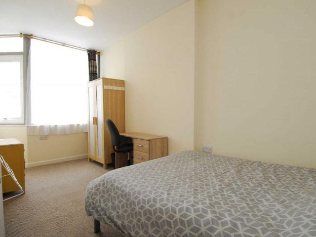 4 bedroom house share to rent