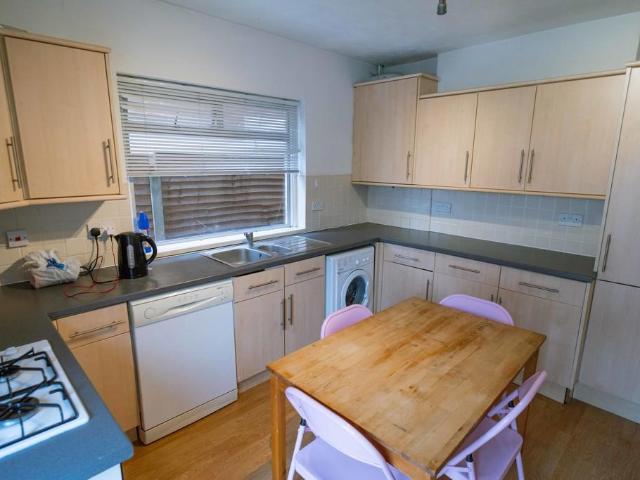 4 bedroom house share to rent