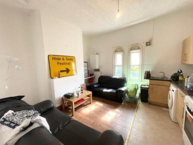 4 bedroom house share to rent