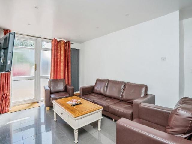 4 bedroom house share to rent