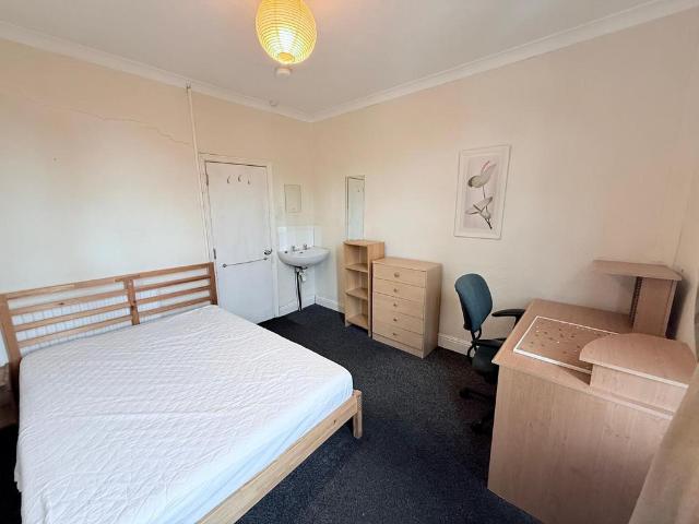 4 bedroom house share to rent