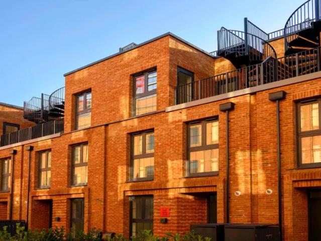 4 Bedroom House Slough Slough 102596792