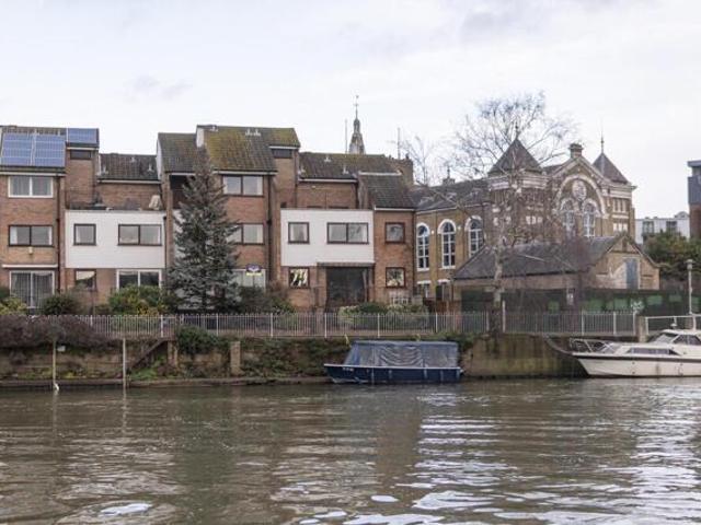 4 Bedroom House Staines Surrey 99986398