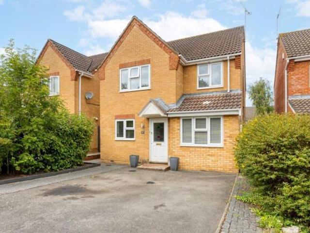 4 Bedroom House Stevenage Hertfordshire 99736029