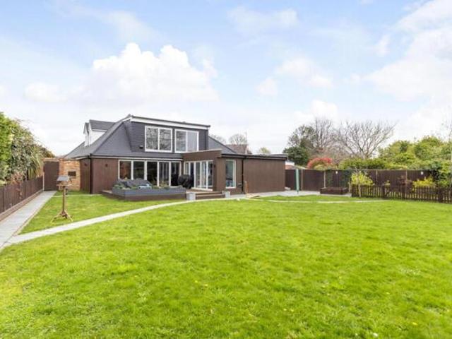 4 Bedroom House Sunbury Surrey 100824935