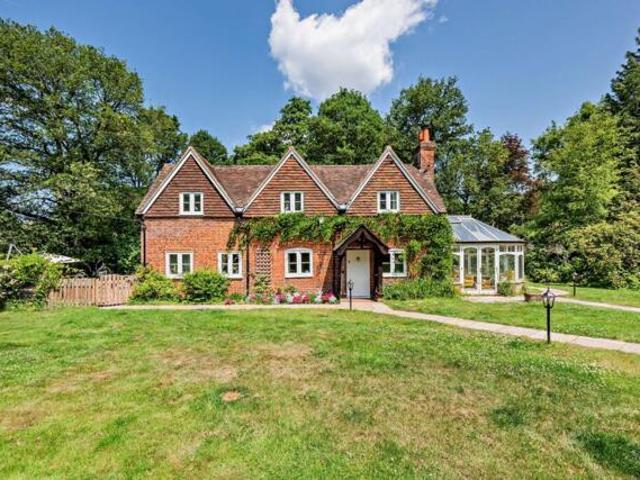 4 Bedroom House Surrey Great London LS98612531