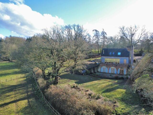 4 Bedroom House Surrey Great London LS99840348