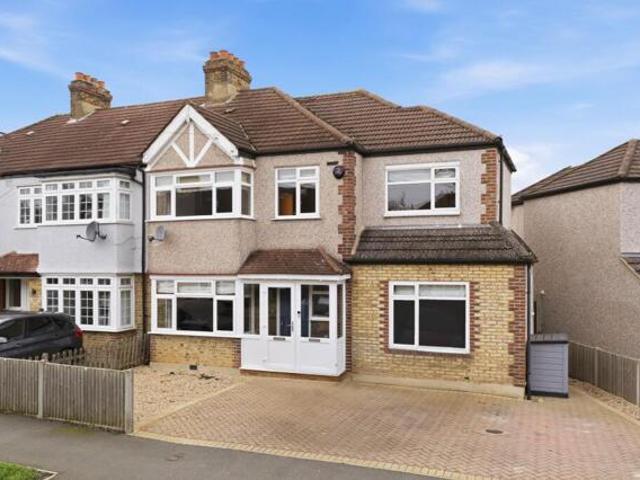 4 Bedroom House Surrey Greater London LS99952270