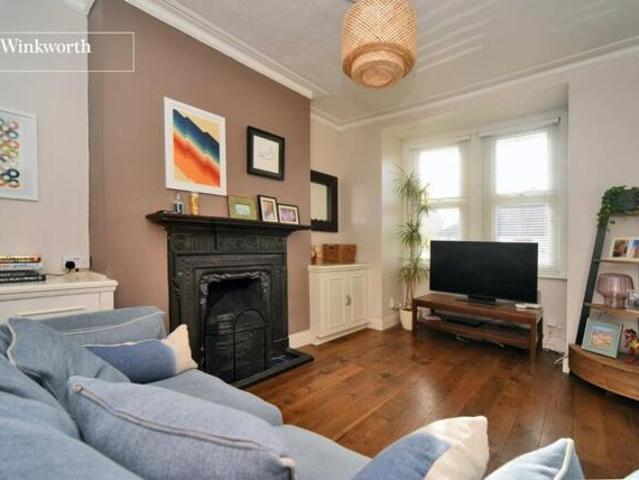 4 Bedroom House Surrey Greater London LS99277843