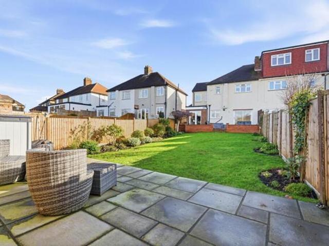 4 Bedroom House Surrey Greater London 101025323