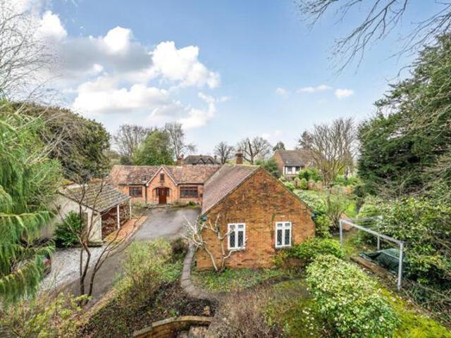 4 Bedroom House Surrey Hampshire LS99986422
