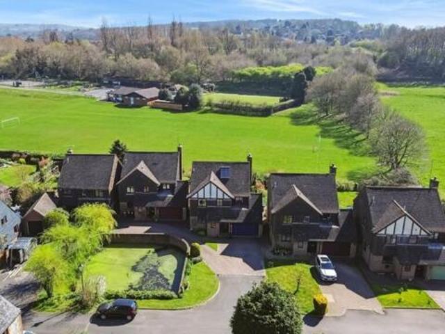 4 Bedroom House Surrey Surrey 98278392